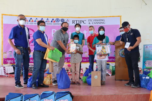Child laborers in Zamboanga City receive gifts at DOLE 9’s Project ...