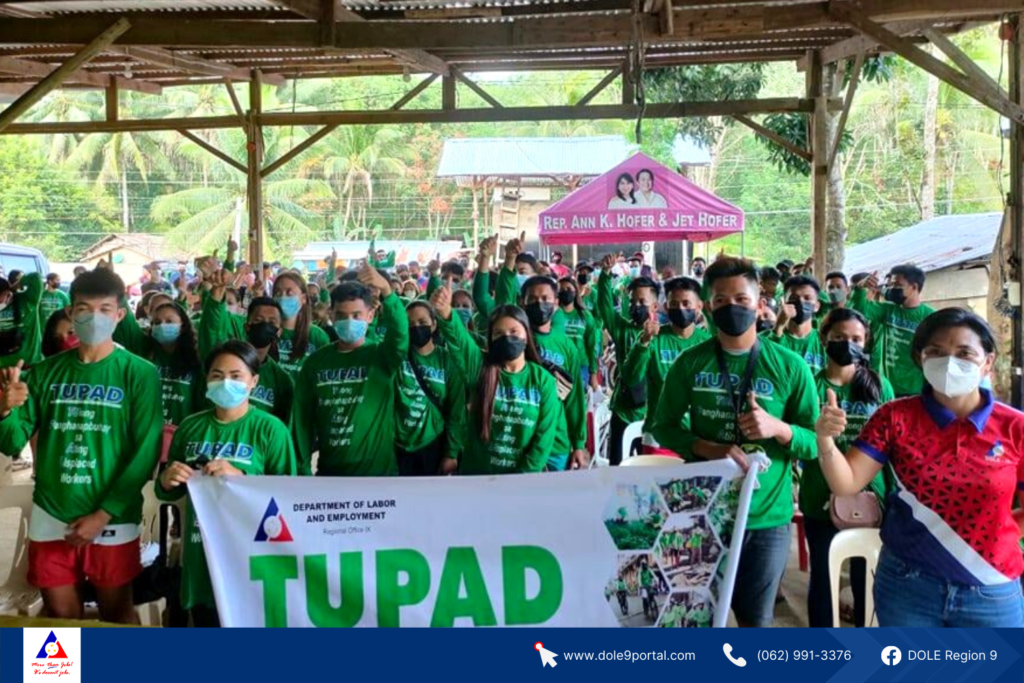 More than 2,000 Sibugaynons receive DOLE TUPAD wages | DOLE 9